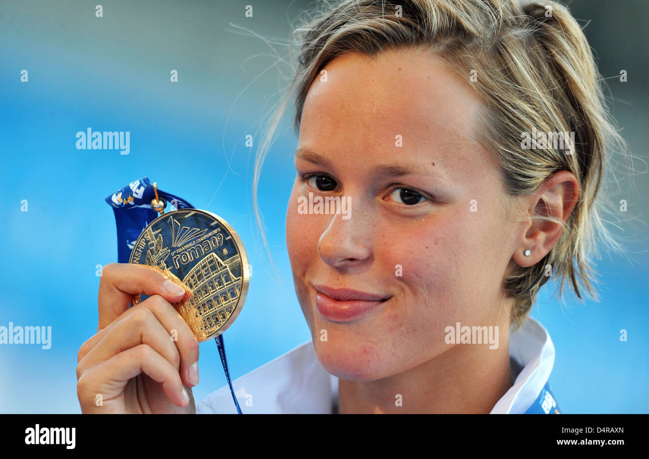 Italian swimmer Federica Pellegrini shows her gold medal after winning ...