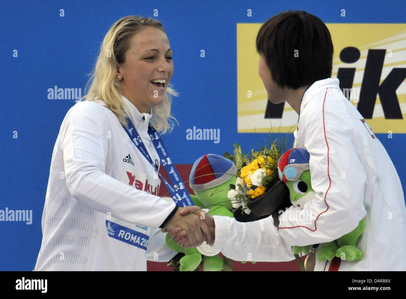 German swimmer Daniela Samulski (L) congratulates the new world ...