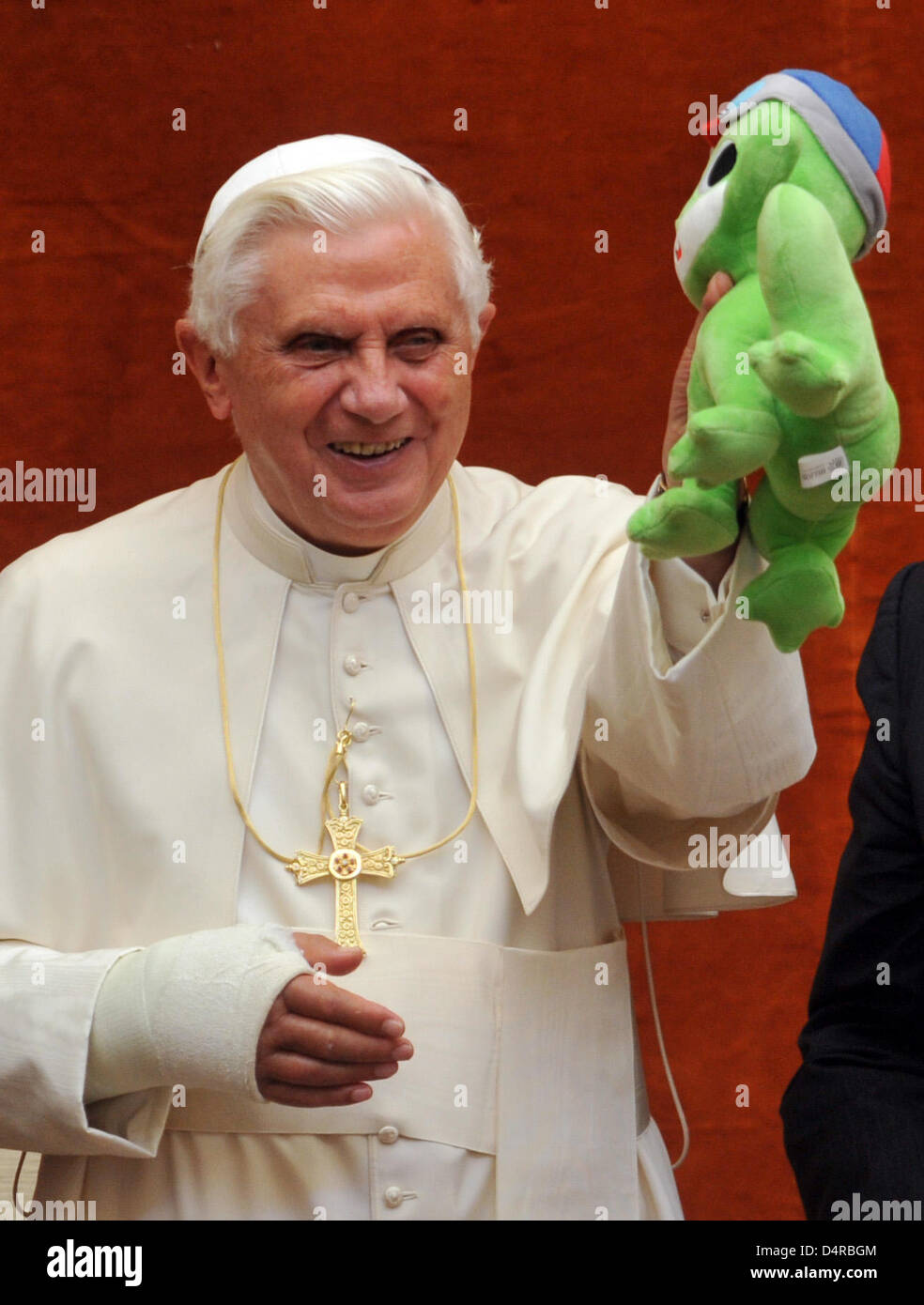 Pope Benedict XVI. holds the mascot of the FINA Swimming World ...