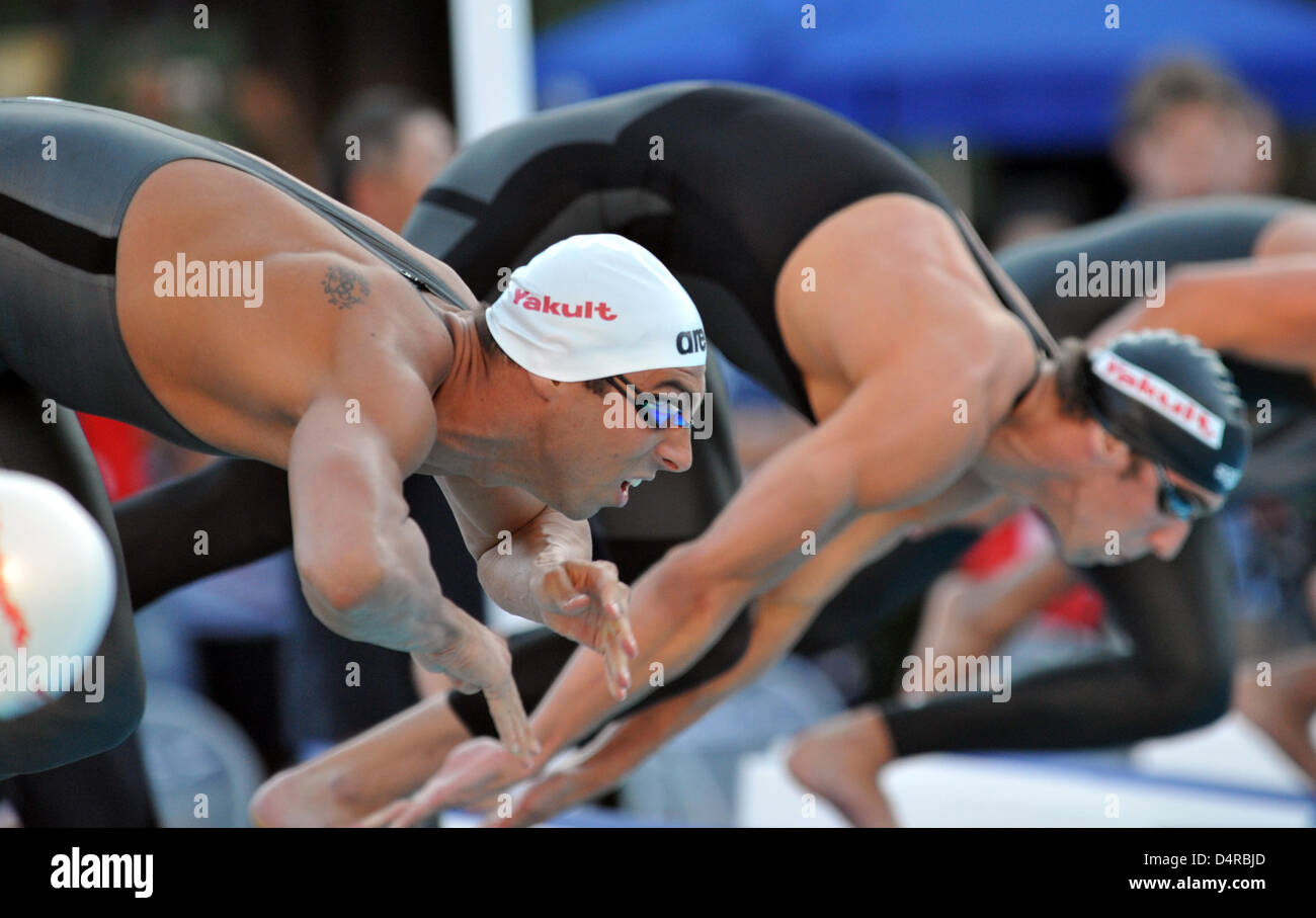 US swimmer Michael Phelps (back) and Serbian swimmer Milorad Cavic ...