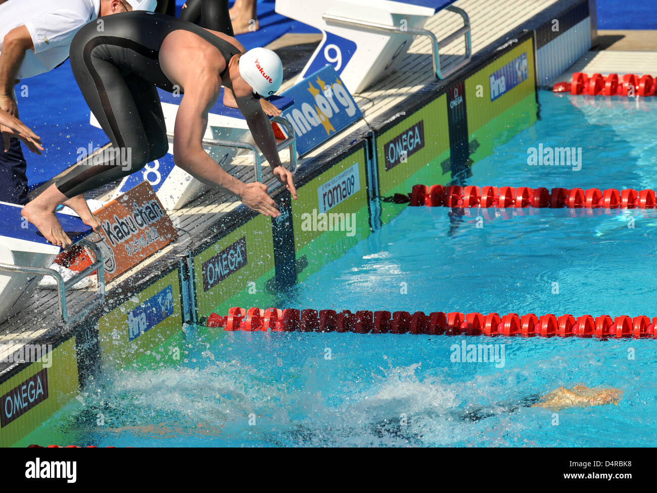 German swimmer Benjamin Starke (bottom, under water) hands over to ...