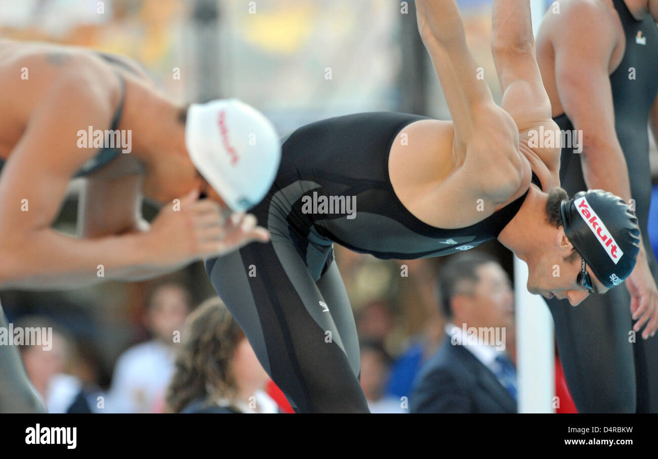 US swimmer Michael Phelps (back) and Serbian swimmer Milorad Cavic ...