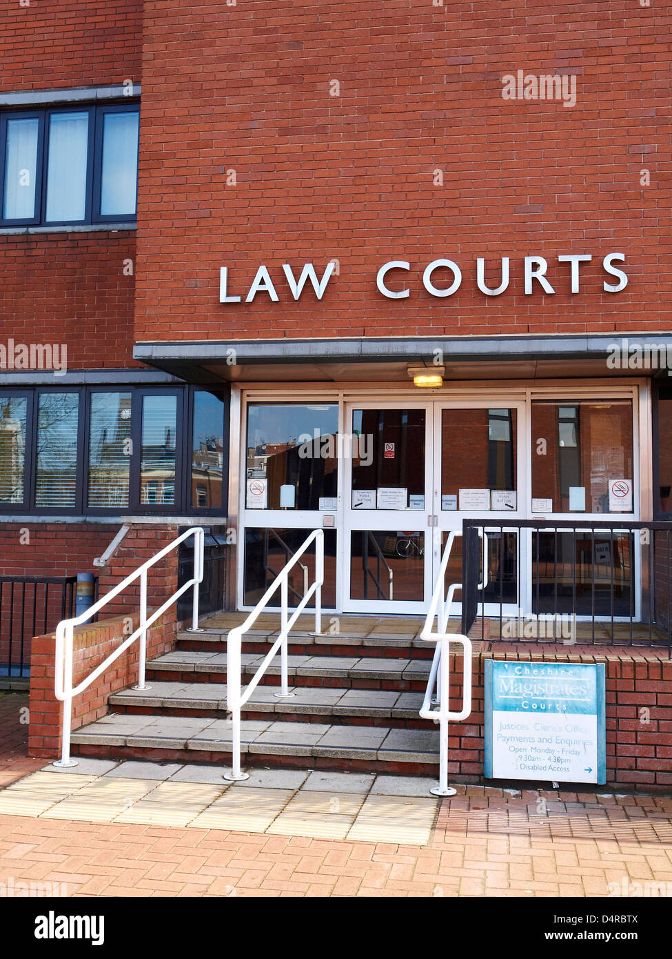 Uk courts entrance hi-res stock photography and images - Alamy