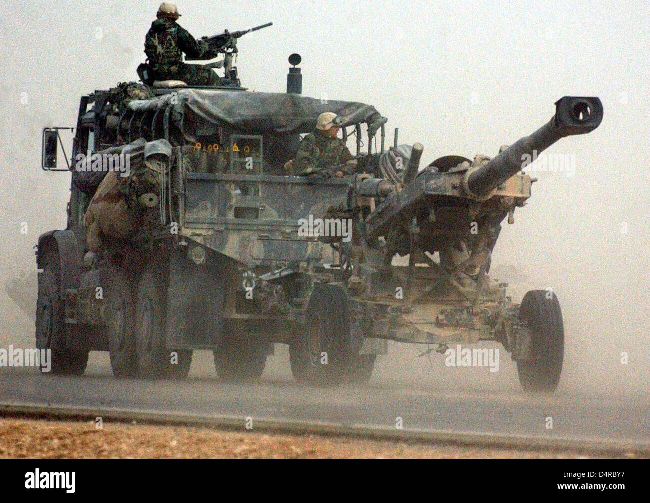155 mm gun hi-res stock photography and images - Alamy