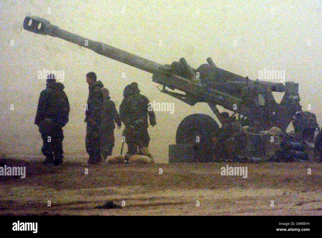 US marines of the 3rd/ 11th artillery batallion emplace their 155 mm ...
