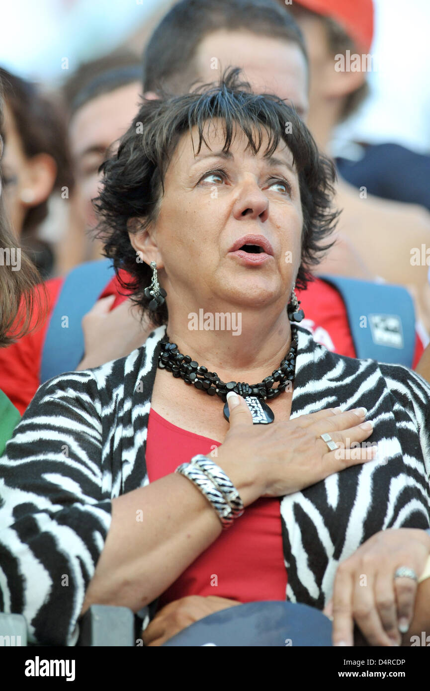 Deborah Phelps, mother of USA?s Michael Phelps, sings the national ...