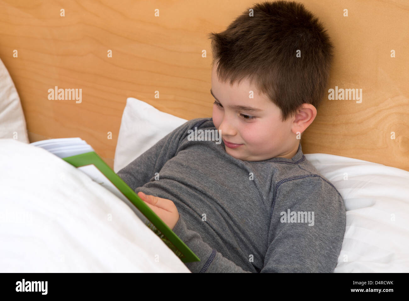 Bed reading sleep hi-res stock photography and images - Alamy