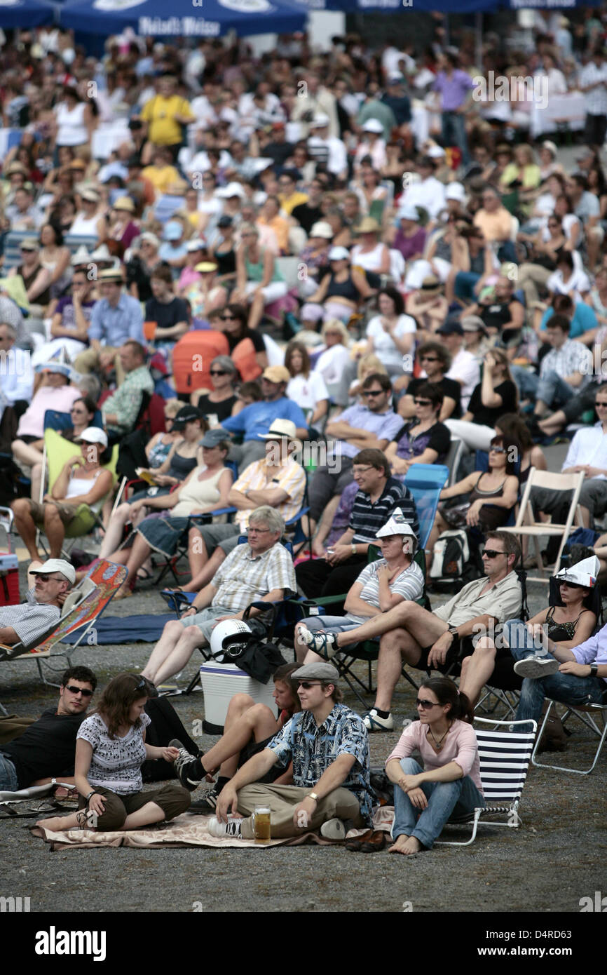 More than ten thousand fans of Wagner gathered for the public screening ...