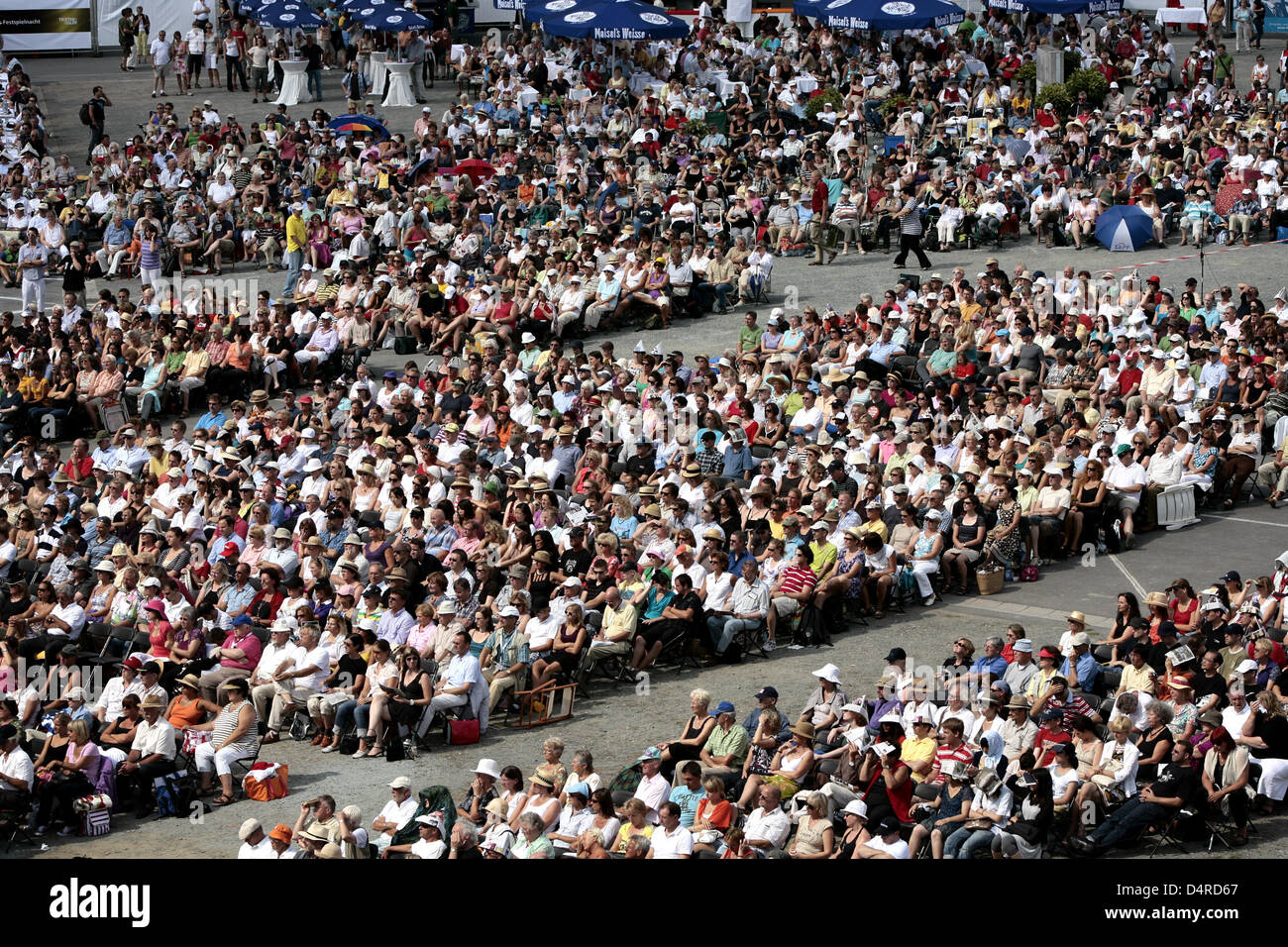 More than ten thousand fans of Wagner gathered for the public screening ...