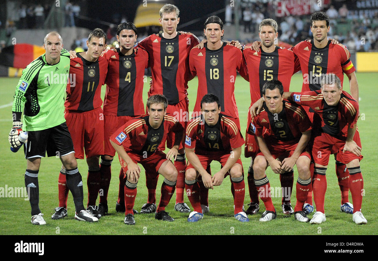 Germany?s players goalie Robert Enke (BACK ROW, L-R), Miroslav Klose ...