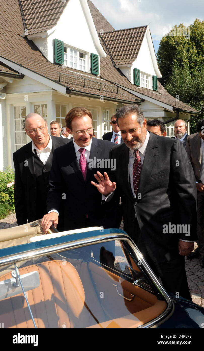 Sheik Hamad bin Jassim bin Jaber Al Thani of Qatar (R), Michael Macht ...