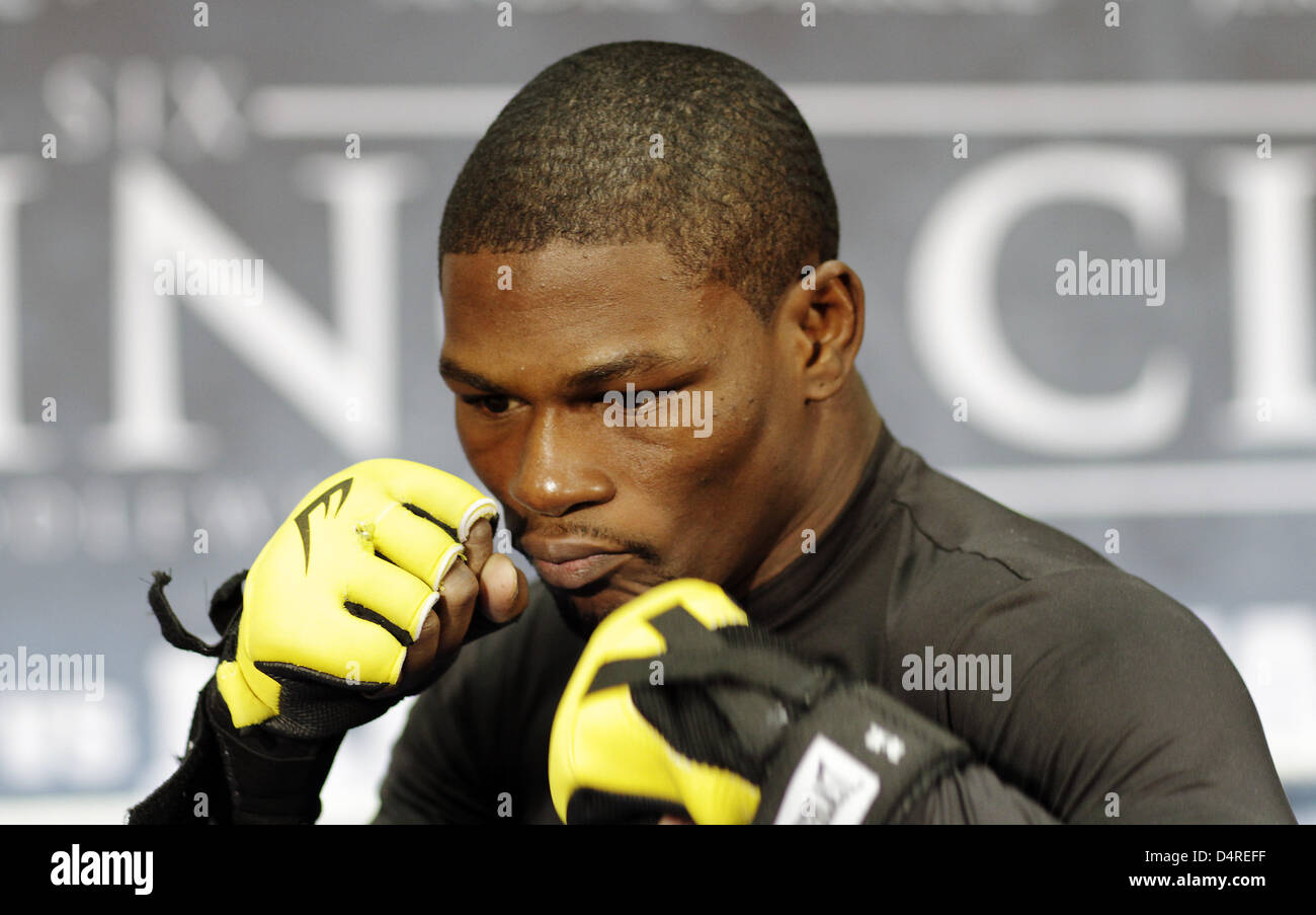 US super middleweight boxer Jermain Taylor trains during a public ...