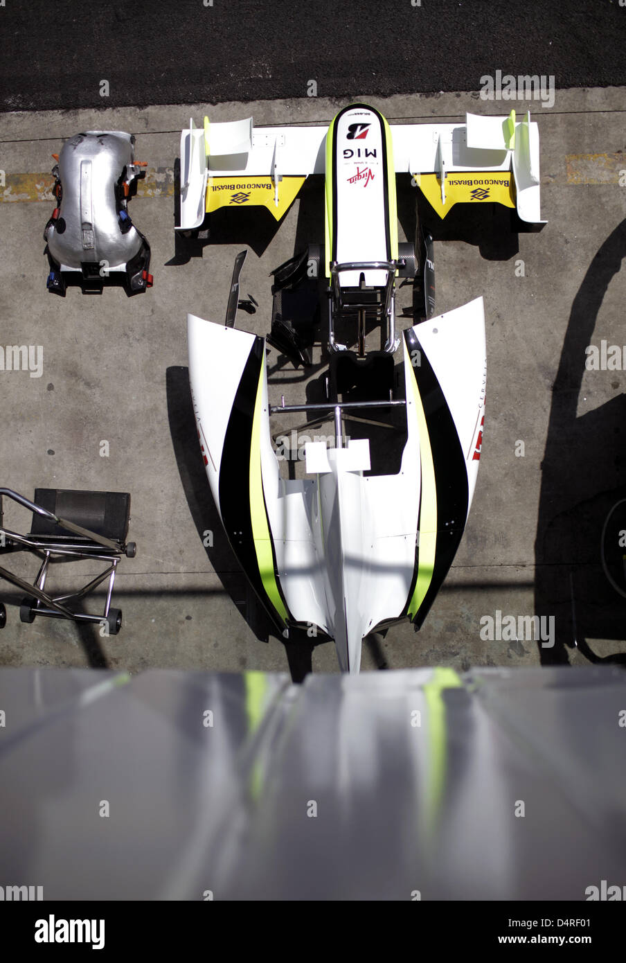 Formula 1 car front garage hi-res stock photography and images - Alamy