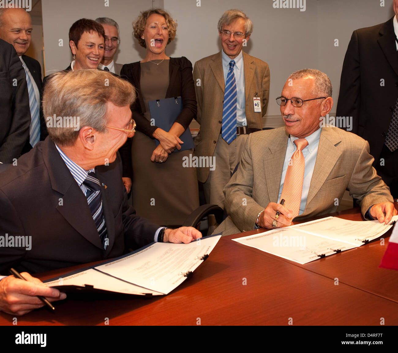 CNES and NASA Agreements Signed (200909170003HQ Stock Photo - Alamy