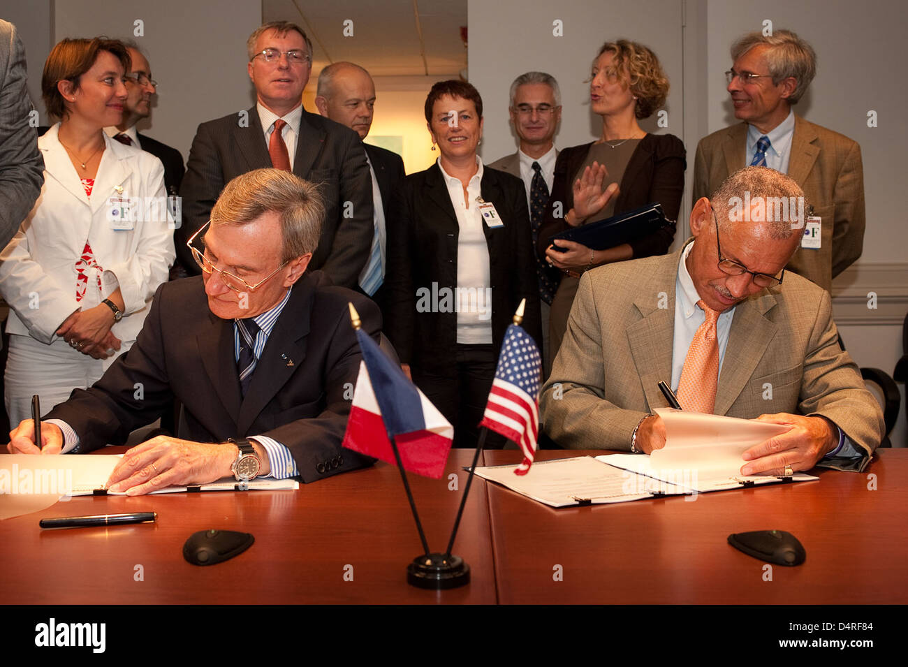 CNES and NASA Agreements Signed (200909170004HQ Stock Photo - Alamy