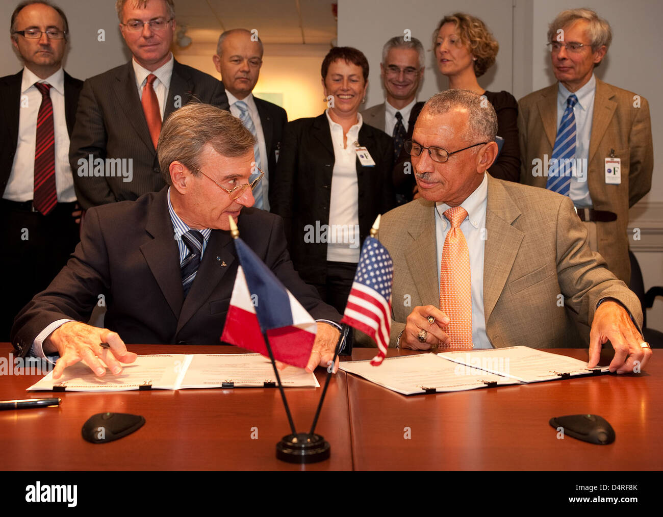 CNES and NASA Agreements Signed (200909170005HQ Stock Photo - Alamy