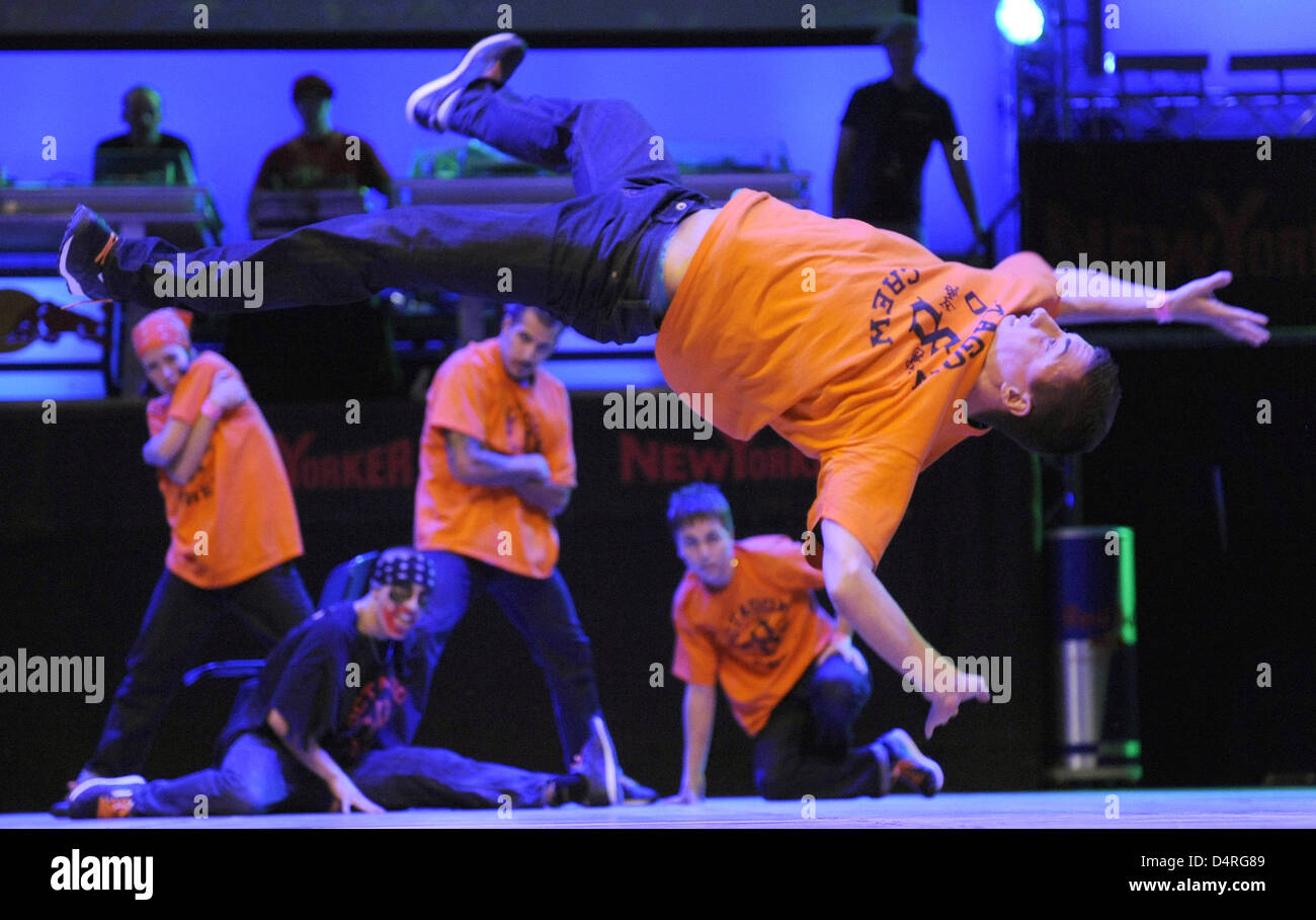 Breakdance crew hi-res stock photography and images - Alamy