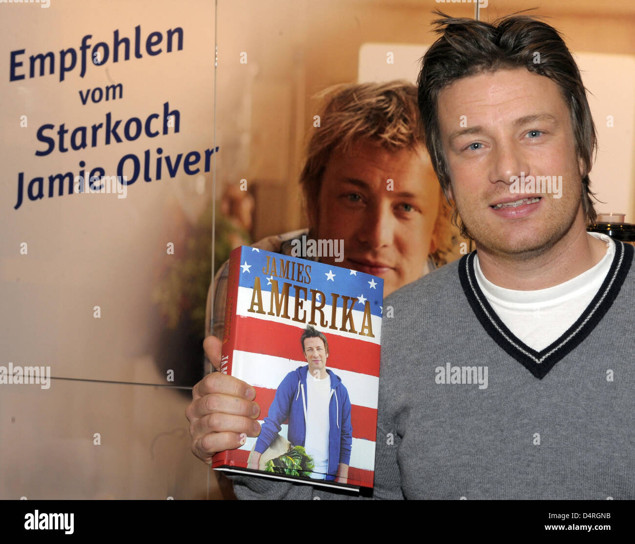 Star cook Jamie Oliver poses with his latest book ?Jamies America ...