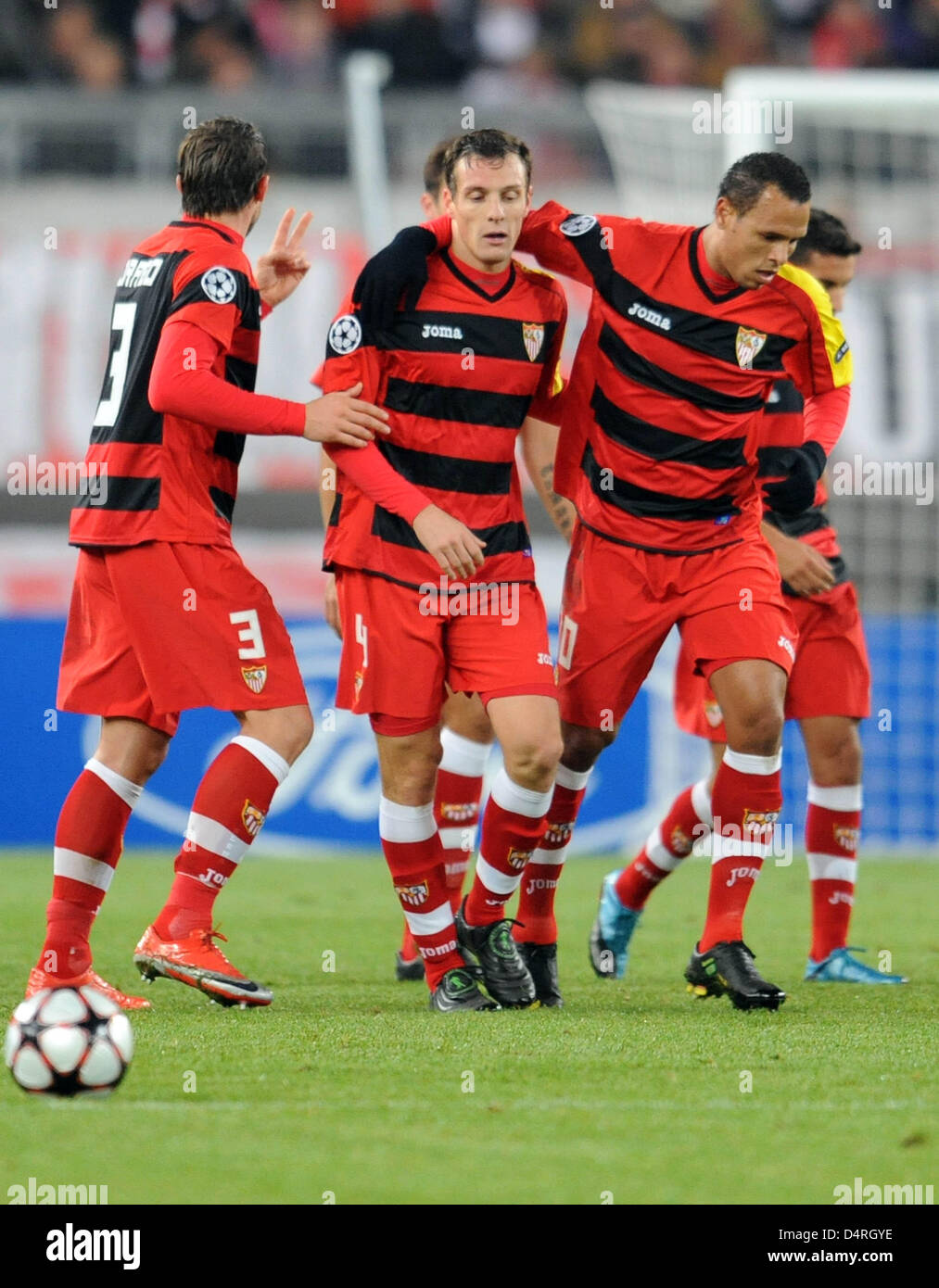 Sevilla?s Ivica Dragutinovic (L-R), Sebastien Squillaci and Luis ...
