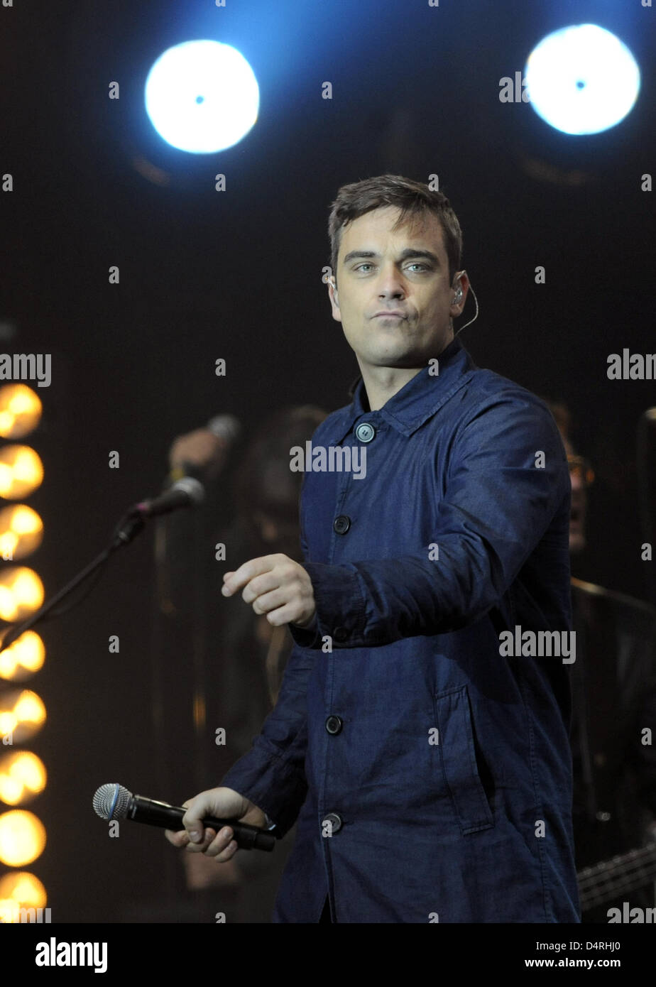 Caption: British singer Robbie Williams performs outside Max Schmeling ...