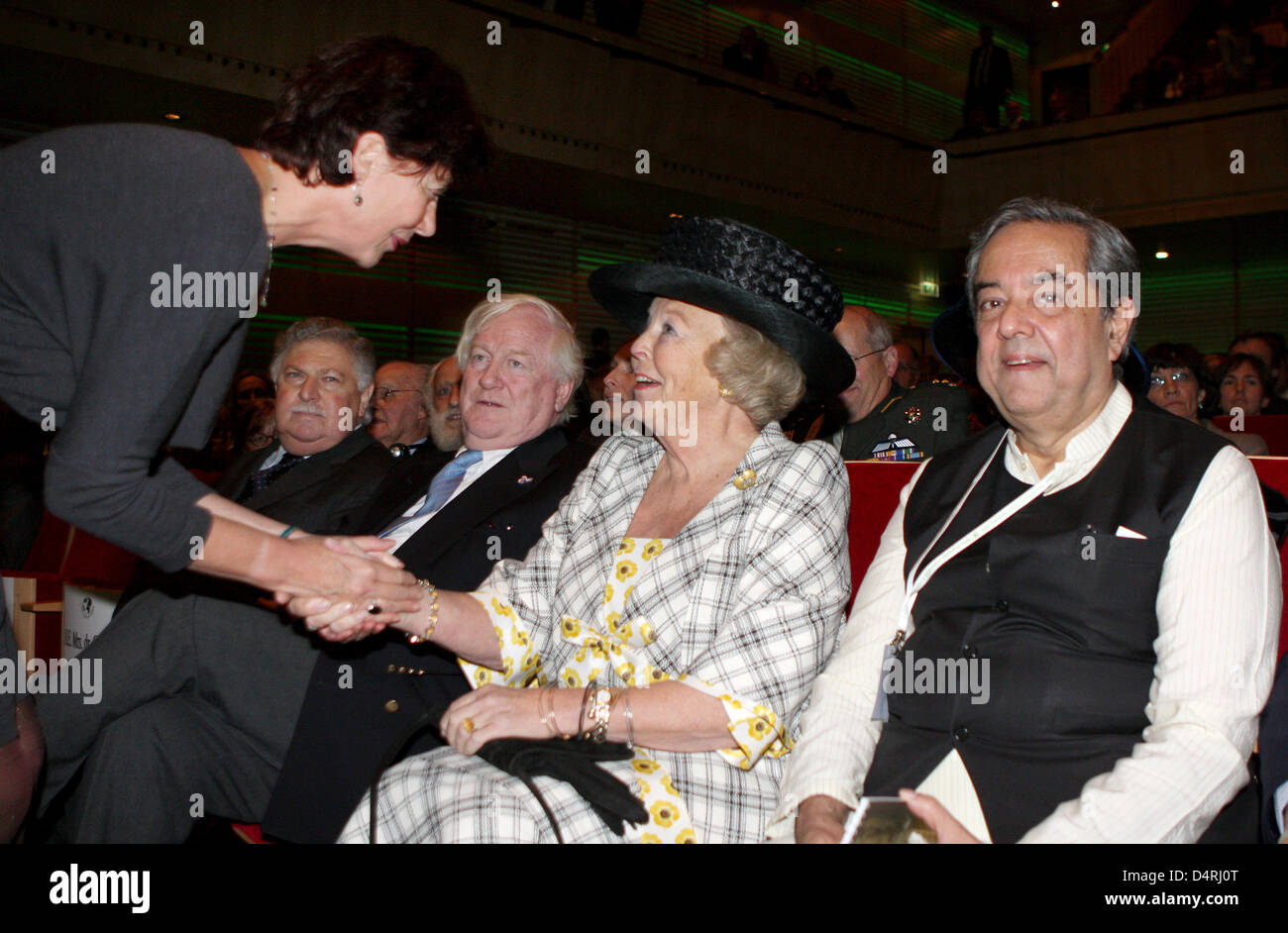 Dutch Queen Beatrix (C) greets Marijke Vos of Environment of the City ...