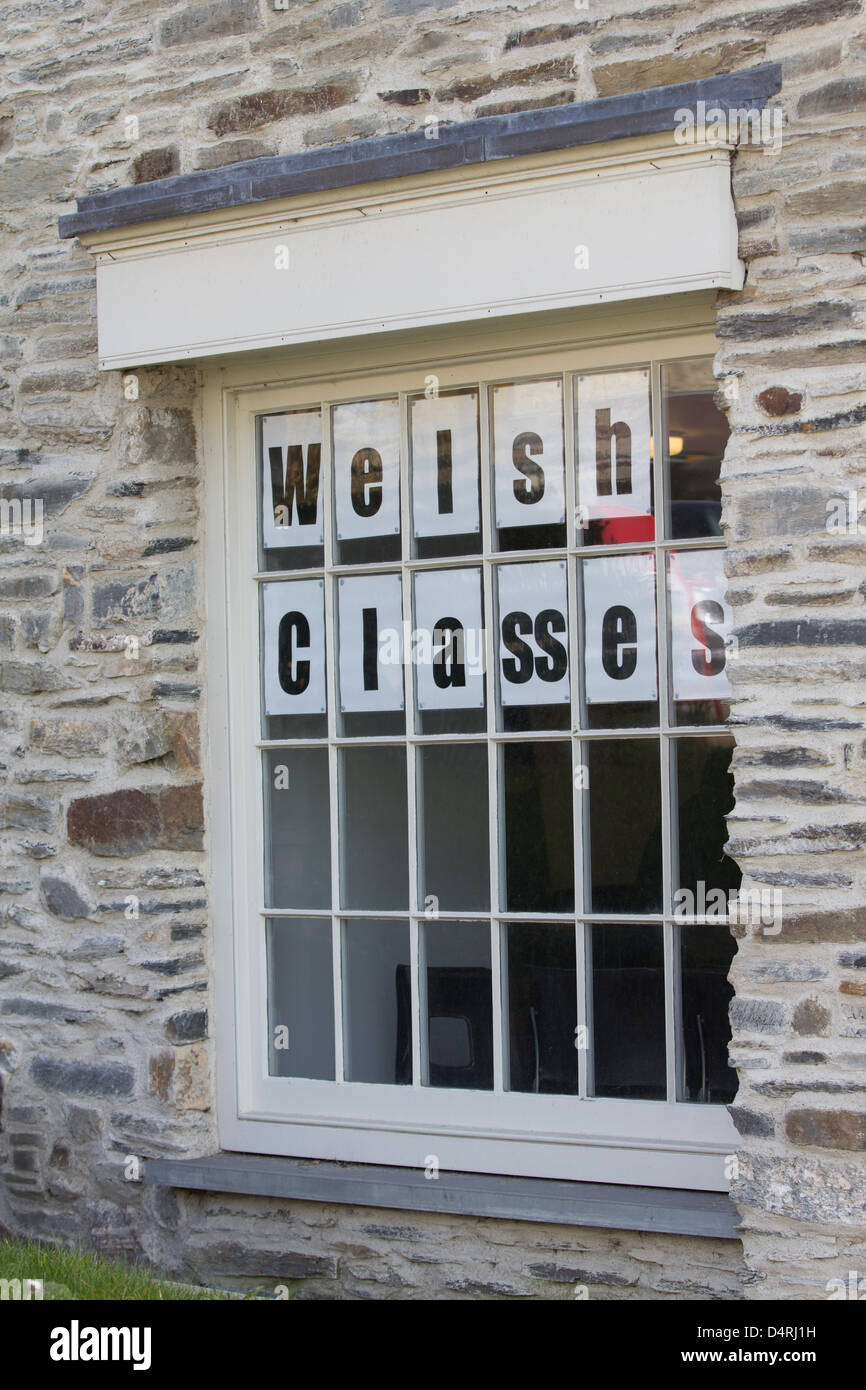 Welsh classes sign in window in Cardigan Stock Photo - Alamy