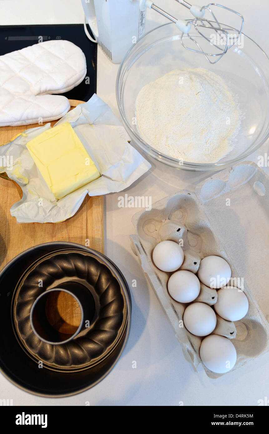 Preparing a cake in a kitchen Stock Photo - Alamy
