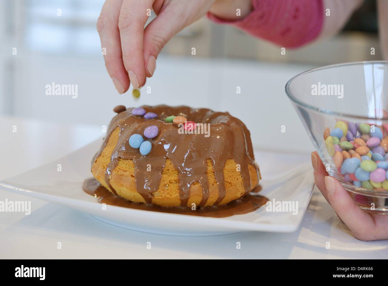 A cake is getting decorated. Photo: Frank May Stock Photo - Alamy
