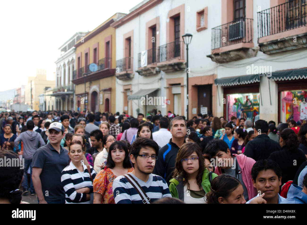 Long lines for Noche de Rabanos / Night of the Radishes, December 23 ...