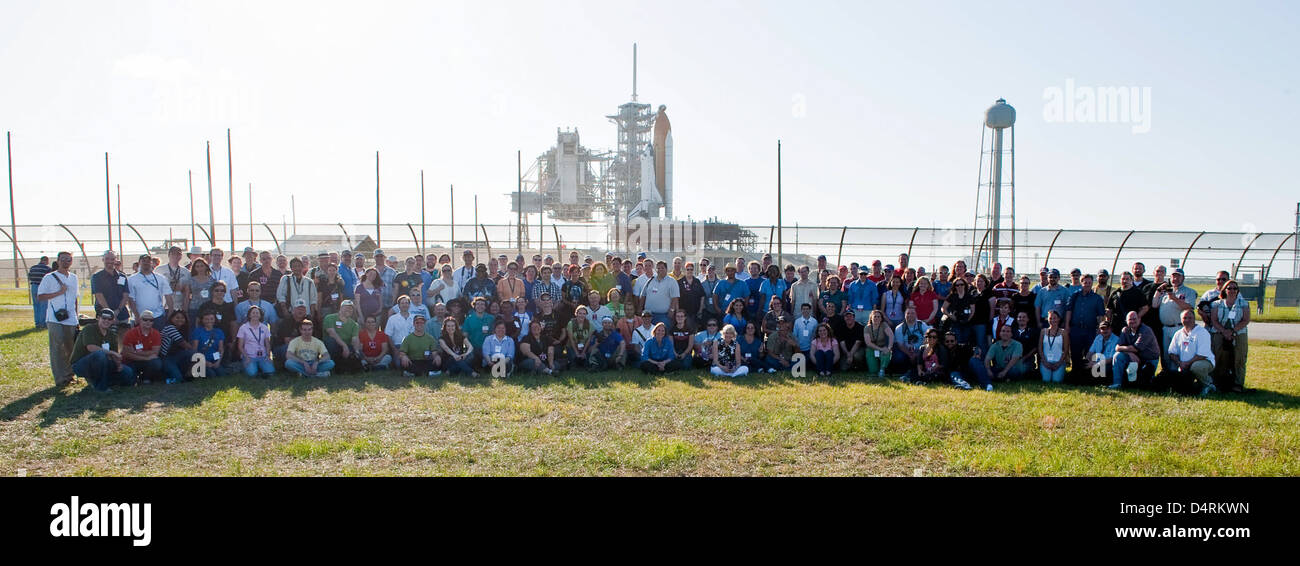 Nasa sts 132 shuttle launch hi-res stock photography and images - Alamy