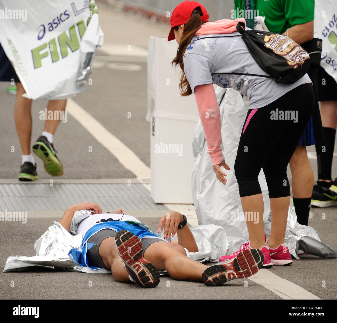 March 17,2013. Santa Monica Calif. USA LA marathon runners feel the ...