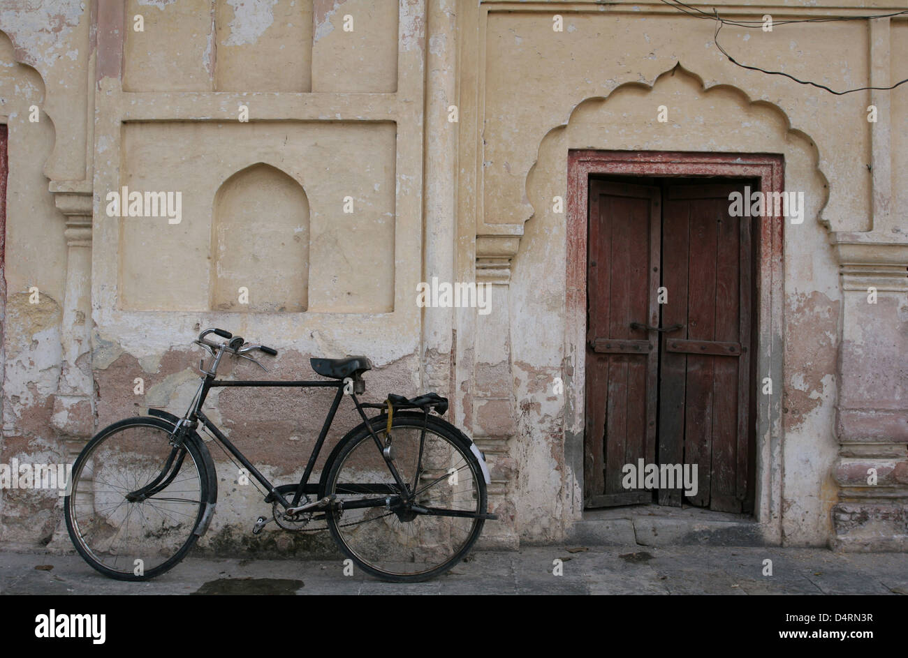 Temple courtyard at Kankhal, a suburb of Haridwar Stock Photo - Alamy