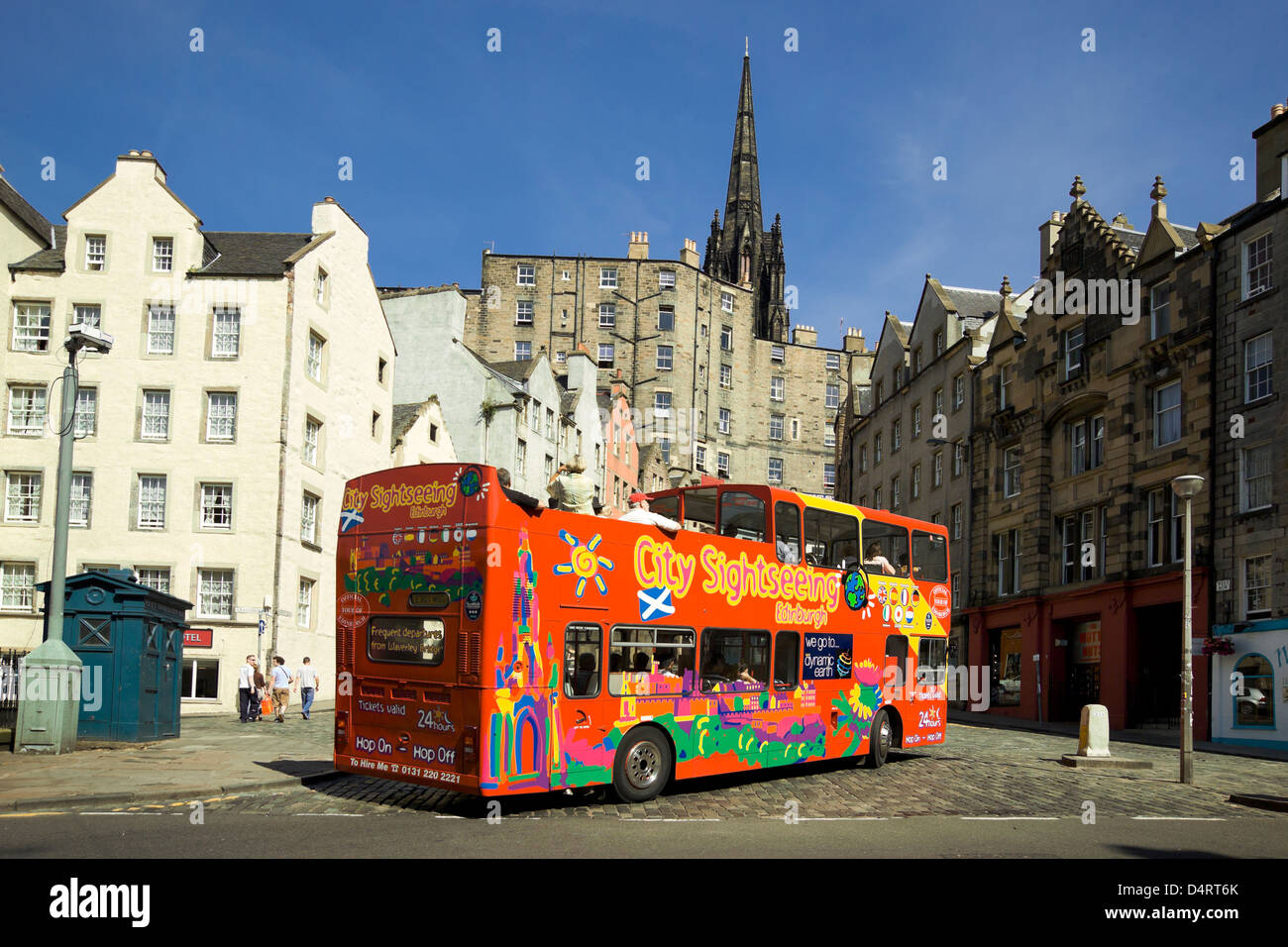 Tour bus edinburgh castle hi-res stock photography and images - Alamy
