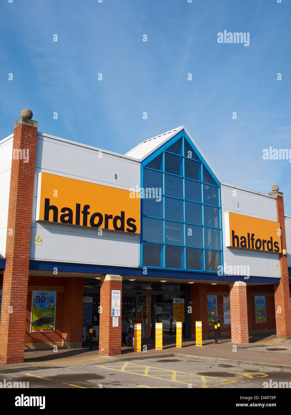 Halfords store front hi-res stock photography and images - Alamy