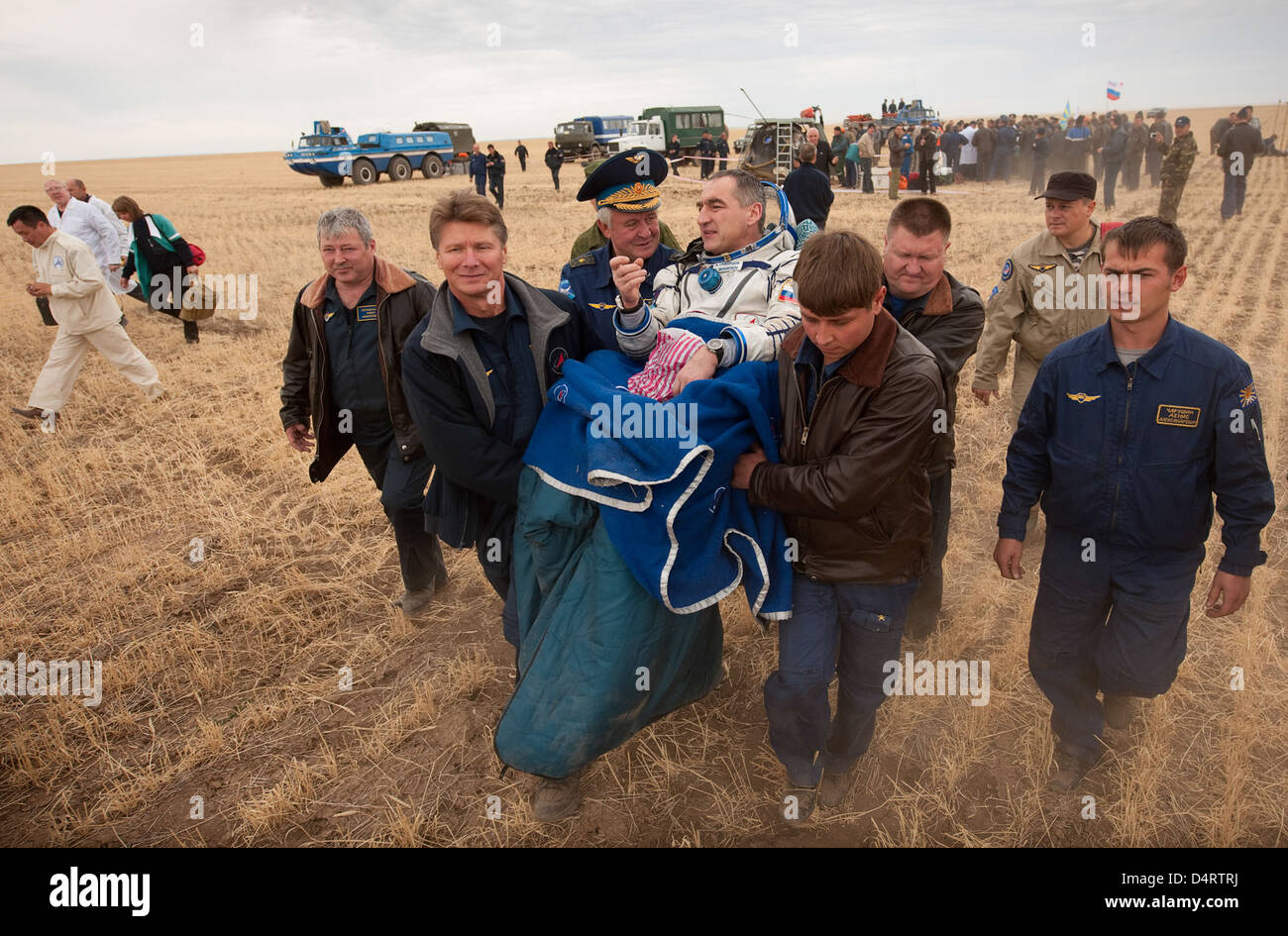 Expedition 24 Soyuz Landing (201009250022HQ Stock Photo - Alamy