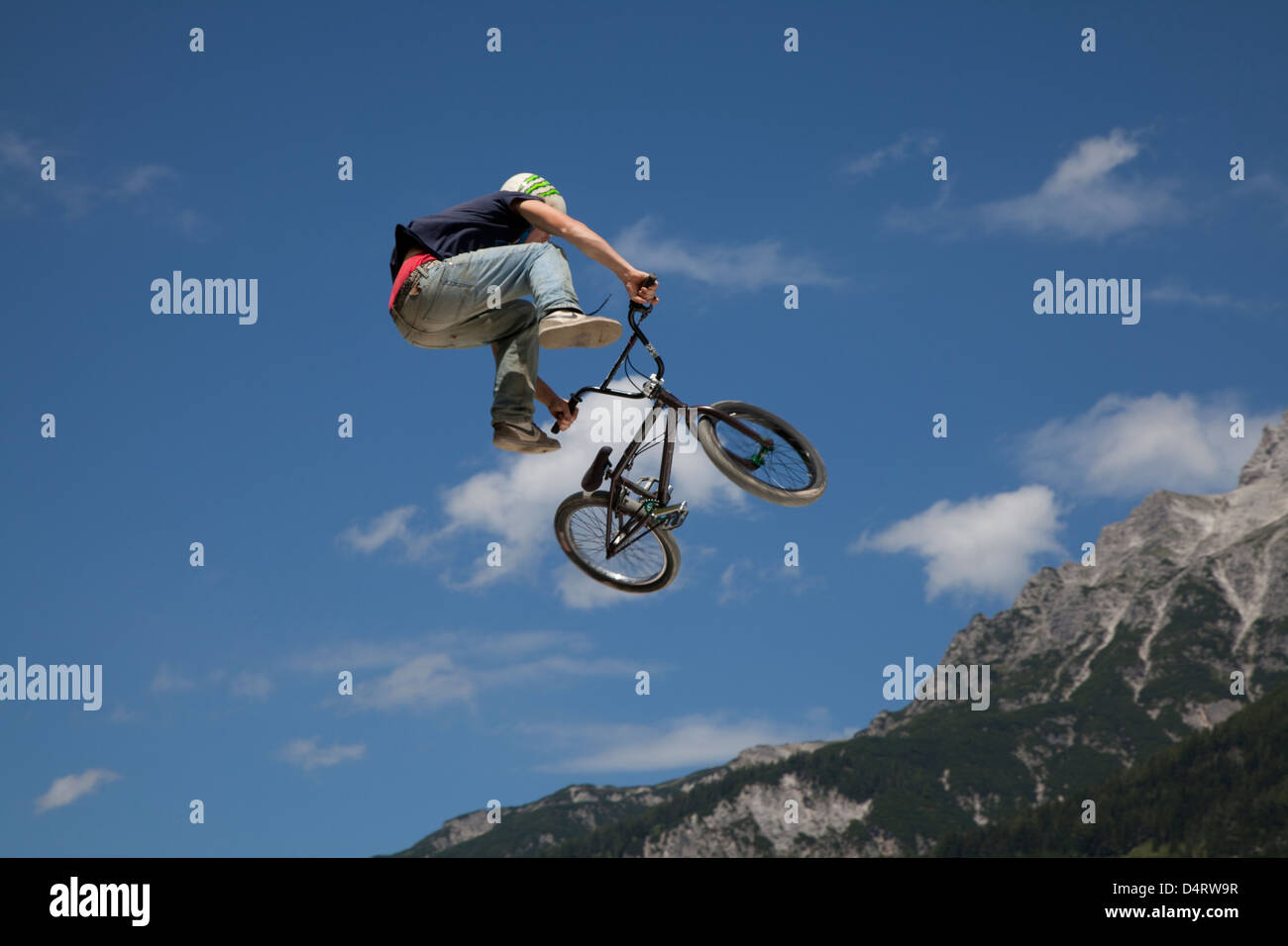 Teenager doing bmx bike stunt hi-res stock photography and images - Alamy
