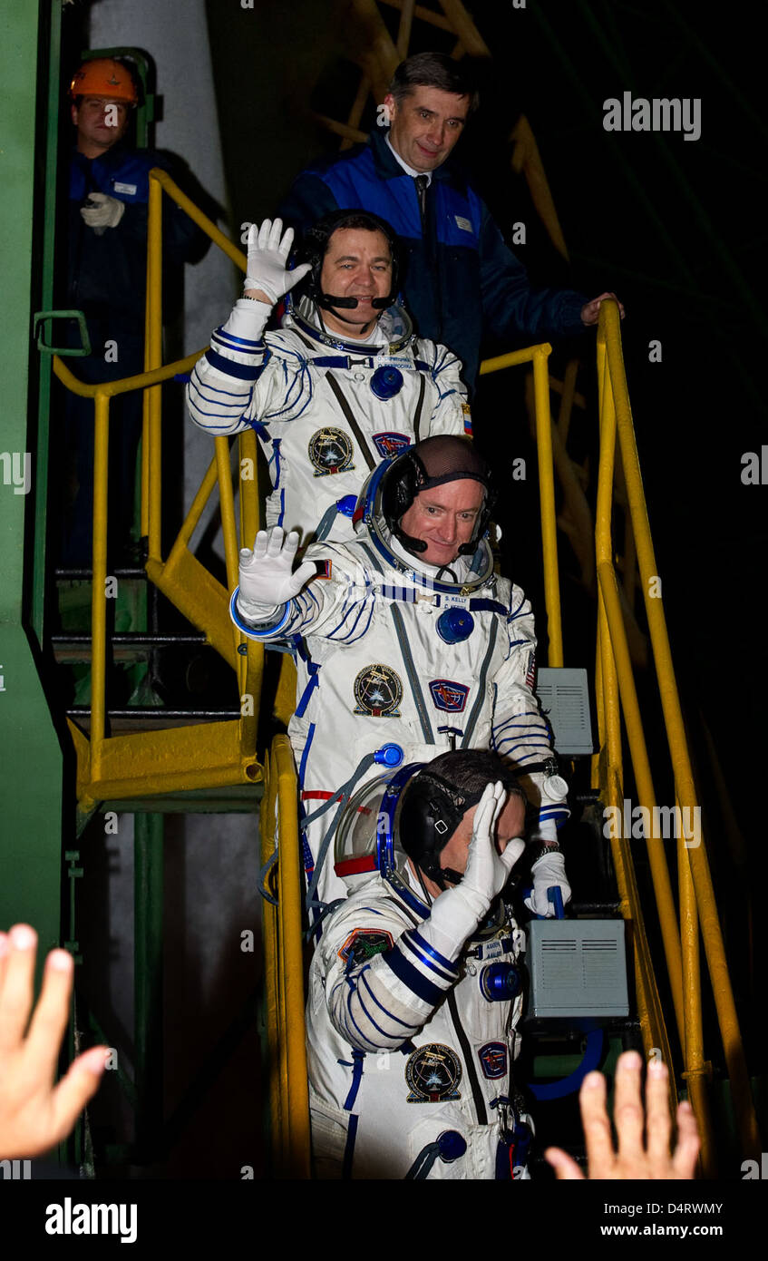 NASA’s Expedition 25 crew, including astronauts Alexander Kaleri and ...