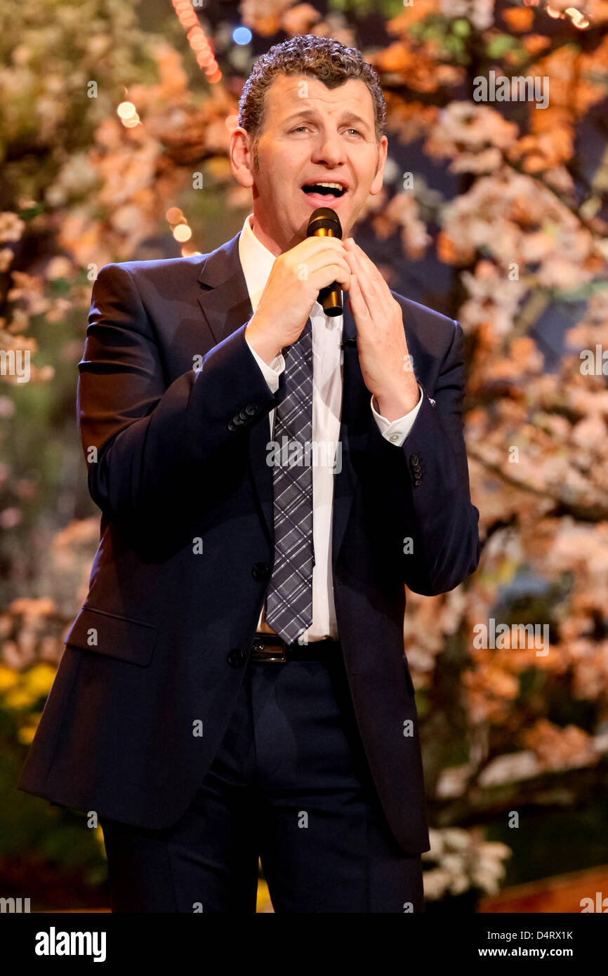 Argentinian-Italian schlager singer Semino Rossi performs during the ...