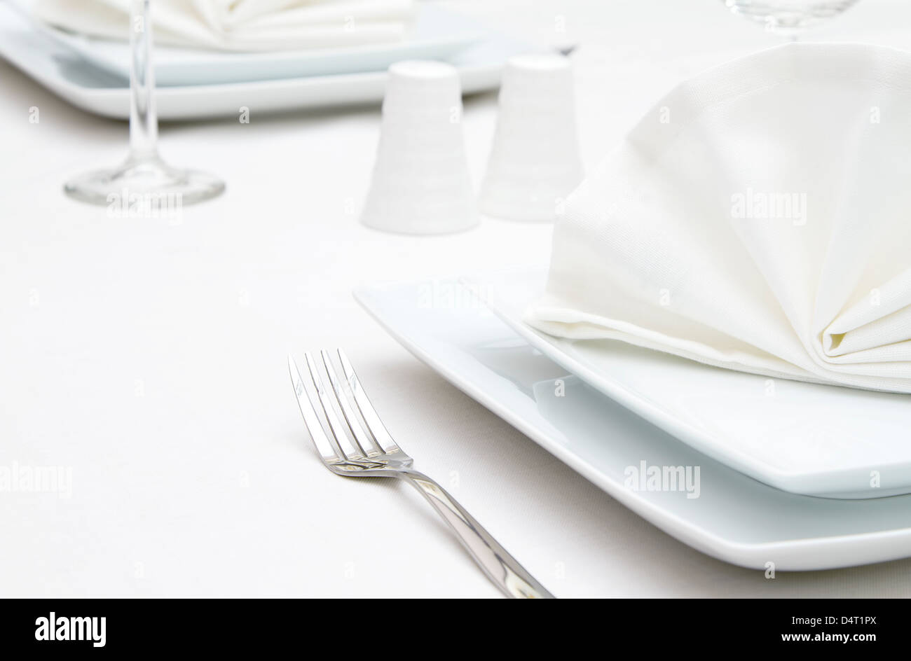 Place settings with white plates Stock Photo - Alamy