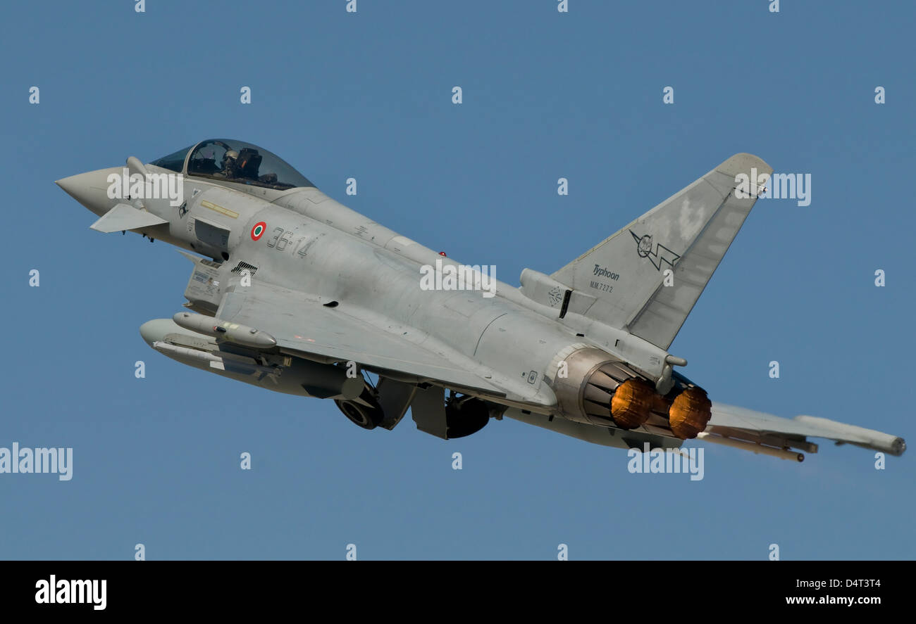 Side view eurofighter typhoon in flight hi-res stock photography and ...