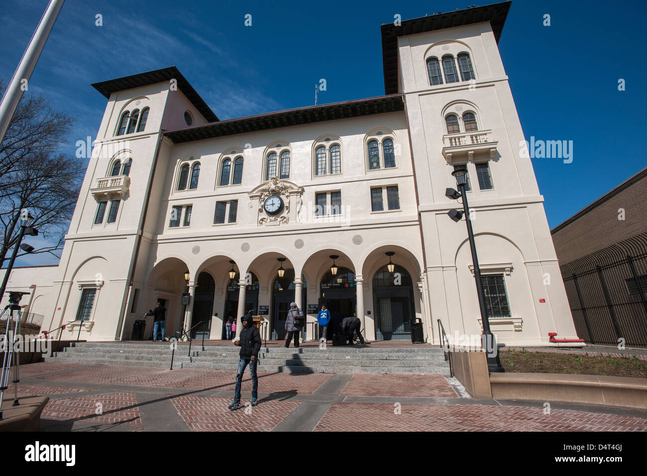 The East 180th Street station in the Bronx in New York on the Dyre ...