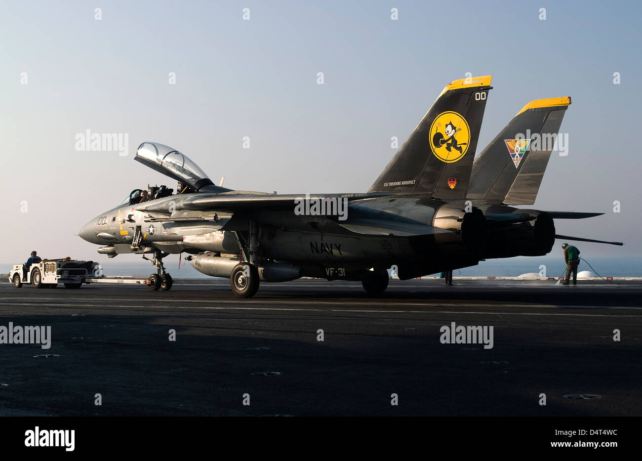 F 14 tomcat cockpit hi-res stock photography and images - Alamy