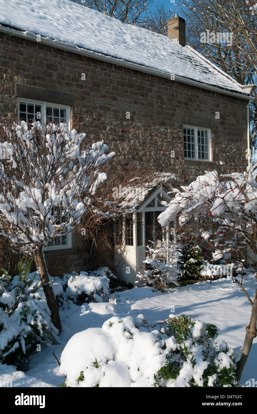 English Cottage in the Snow Stock Photo - Alamy