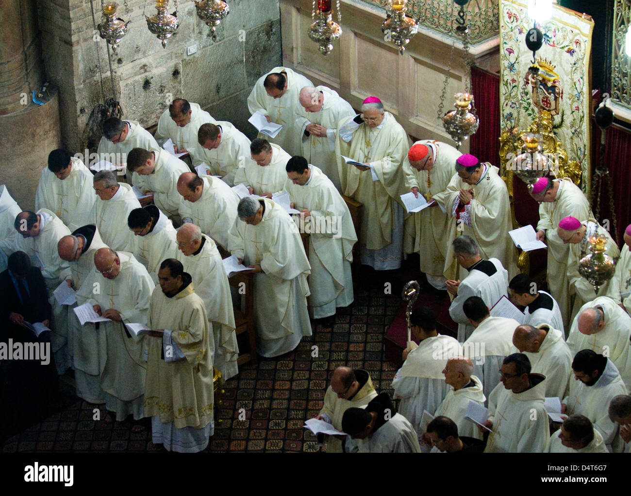 Priests Pray Stock Photos & Priests Pray Stock Images - Alamy