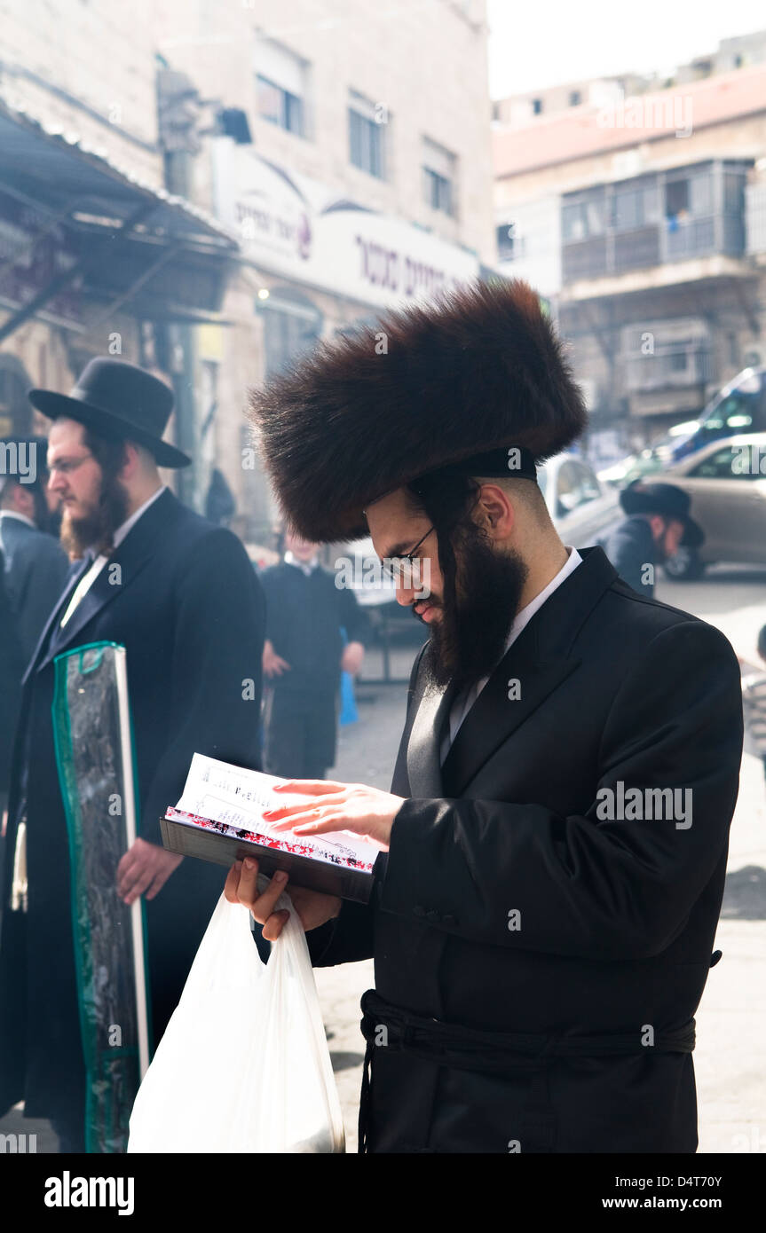 Orthodox Jews burning bread and Chametz as part of the preparations for ...