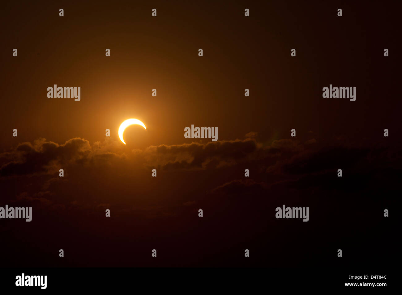 Partial solar eclipse hi-res stock photography and images - Alamy