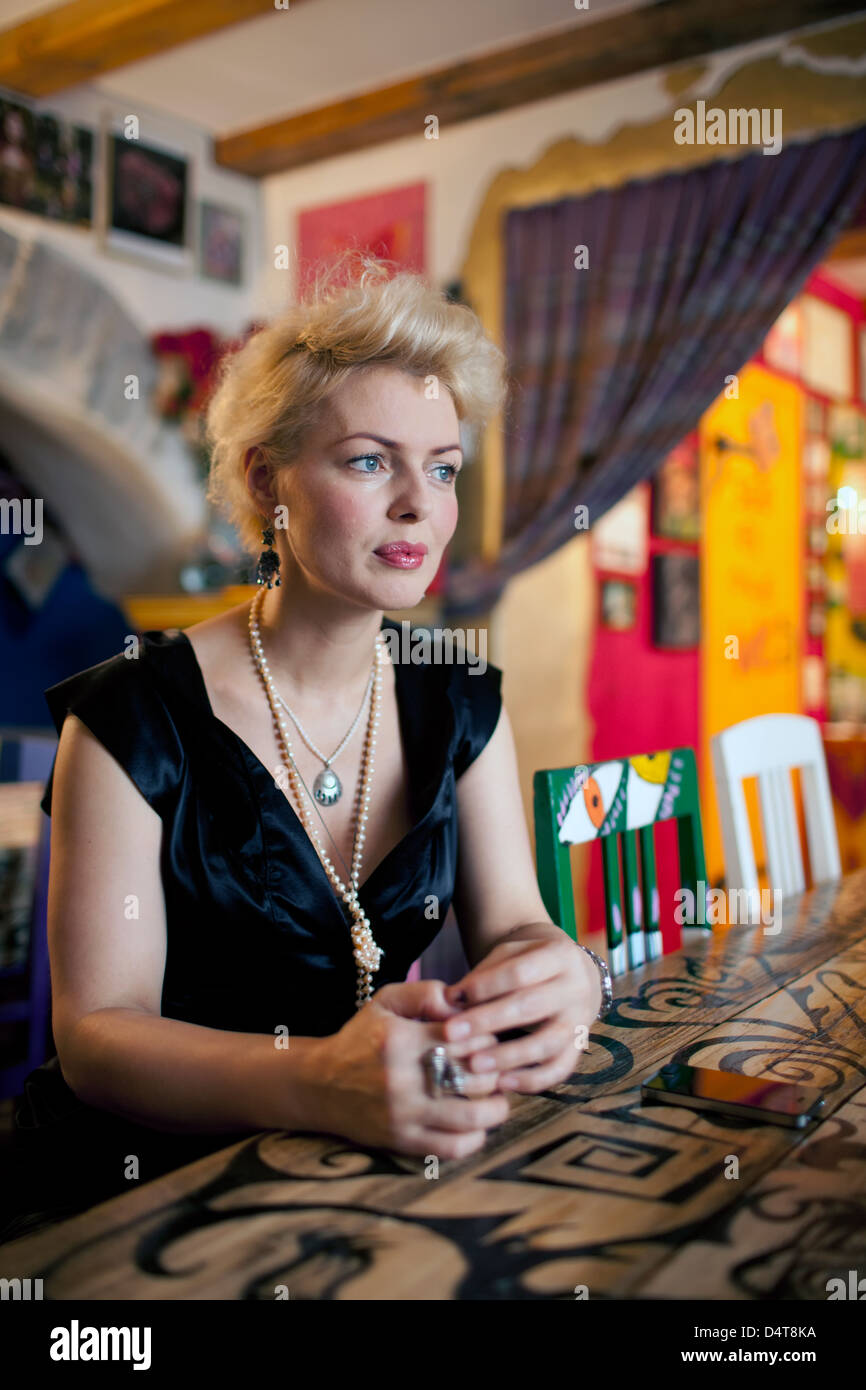 Fashion model in restaurant hi-res stock photography and images - Alamy