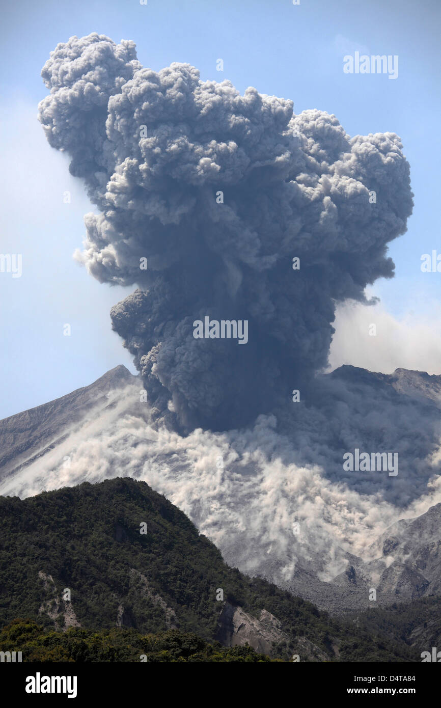Ash cloud eruption from Sakurajima volcano, Japan Stock Photo - Alamy