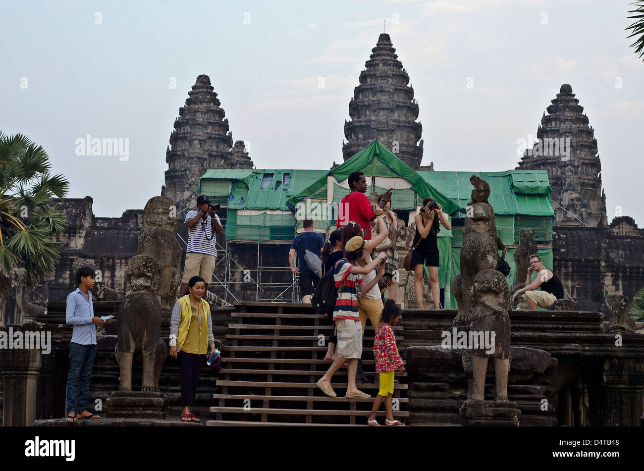 Tourists in the front of Angkor Wat temple Stock Photo - Alamy