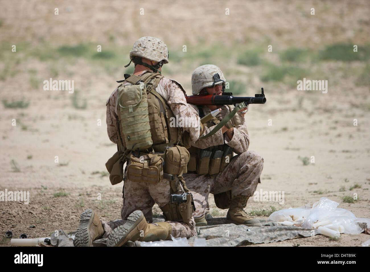 U.S. Marines prepare a fragmentation round for the RPG-7 Stock Photo ...